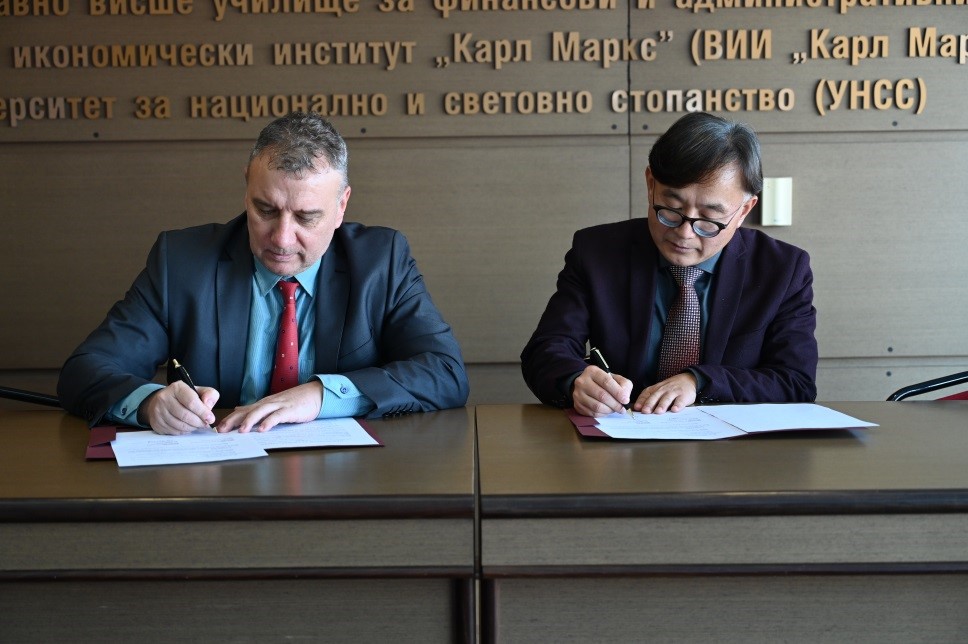 УНСС Разглеждате снимки от Меморандум за разбирателство с Фондация „Корейски културен център